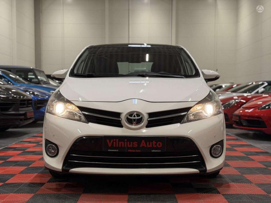 White Toyota Verso 2014 in Vilnius, with an engine capacity of 1.60 L and mileage of 297 thousand km for 4500 €, photo 3 on AUTOMOTO.COM.LV