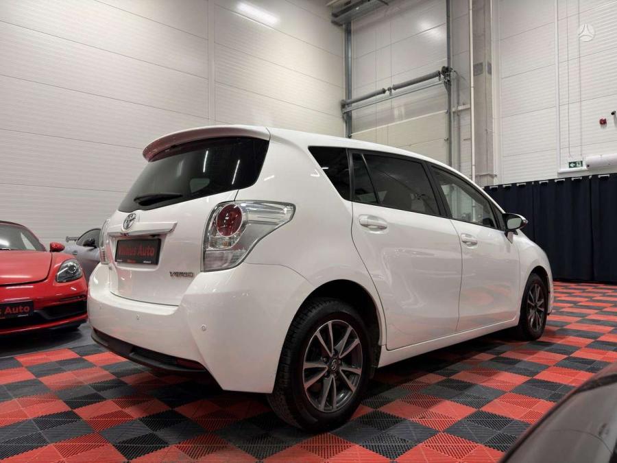 White Toyota Verso 2014 in Vilnius, with an engine capacity of 1.60 L and mileage of 297 thousand km for 4500 €, photo 5 on AUTOMOTO.COM.LV