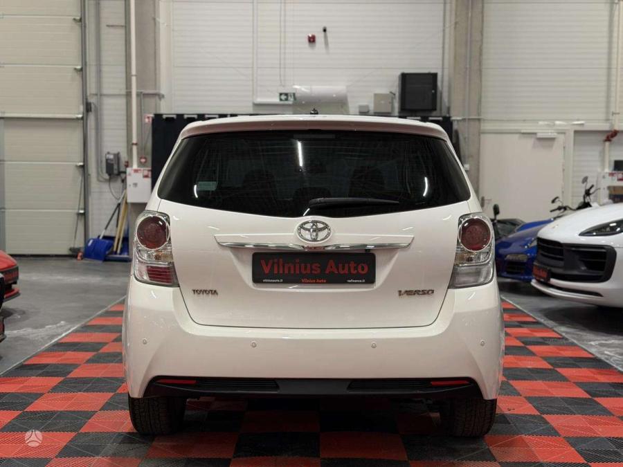 White Toyota Verso 2014 in Vilnius, with an engine capacity of 1.60 L and mileage of 297 thousand km for 4500 €, photo 6 on AUTOMOTO.COM.LV