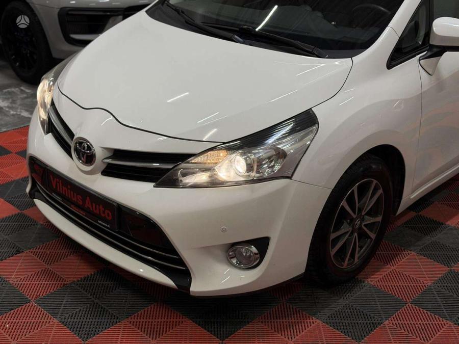 White Toyota Verso 2014 in Vilnius, with an engine capacity of 1.60 L and mileage of 297 thousand km for 4500 €, photo 8 on AUTOMOTO.COM.LV