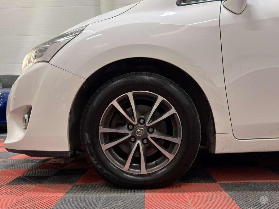 White Toyota Verso 2014 in Vilnius, with an engine capacity of 1.60 L and mileage of 297 thousand km for 4500 €, photo 9 on AUTOMOTO.COM.LV