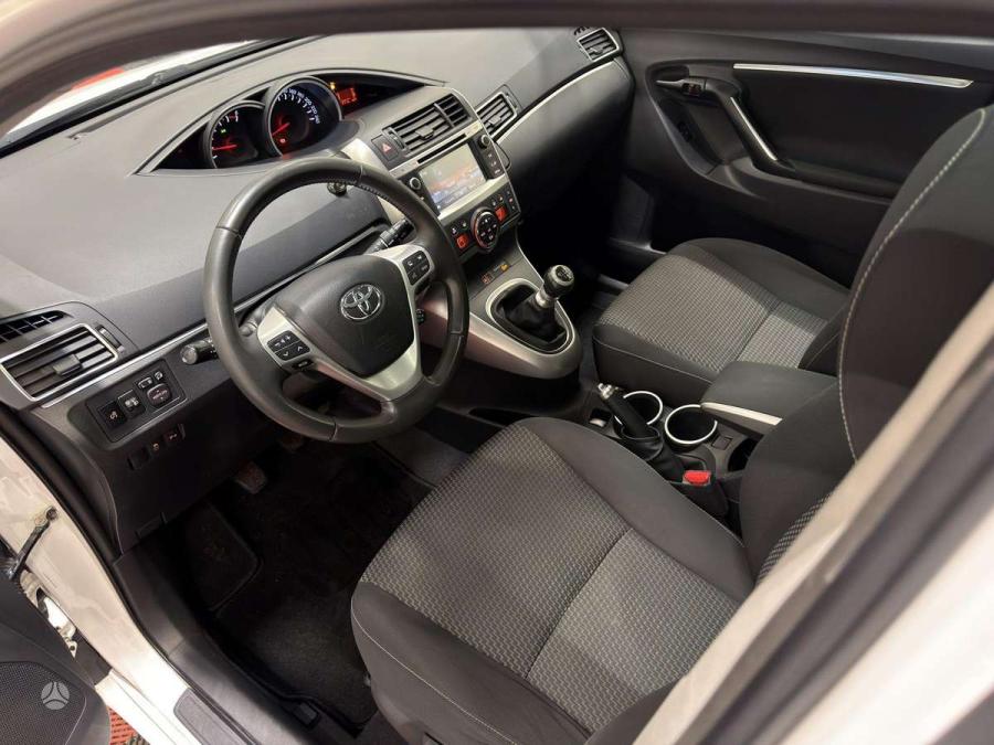 White Toyota Verso 2014 in Vilnius, with an engine capacity of 1.60 L and mileage of 297 thousand km for 4500 €, photo 10 on AUTOMOTO.COM.LV