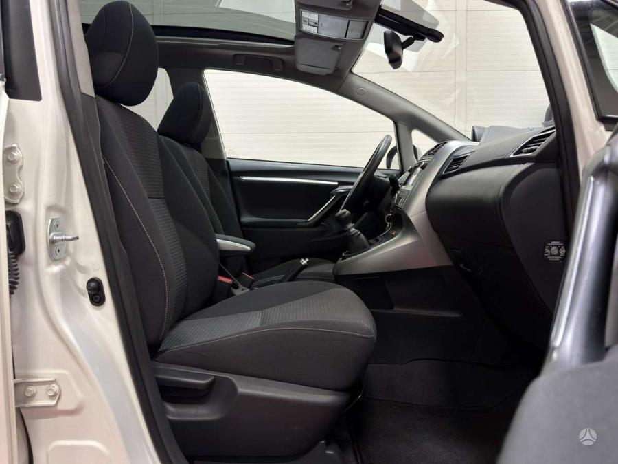 White Toyota Verso 2014 in Vilnius, with an engine capacity of 1.60 L and mileage of 297 thousand km for 4500 €, photo 14 on AUTOMOTO.COM.LV