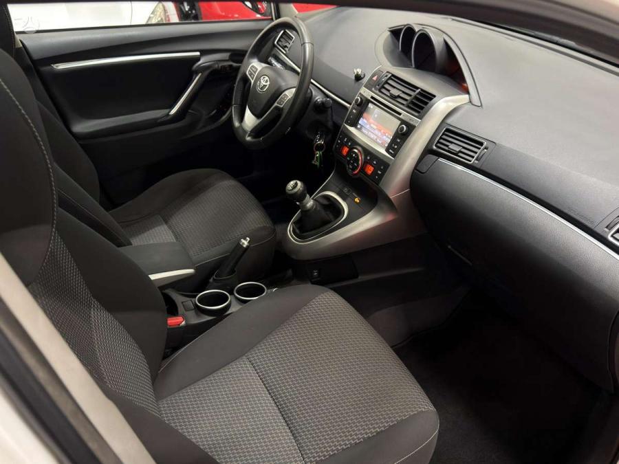 White Toyota Verso 2014 in Vilnius, with an engine capacity of 1.60 L and mileage of 297 thousand km for 4500 €, photo 15 on AUTOMOTO.COM.LV