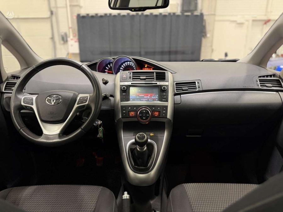 White Toyota Verso 2014 in Vilnius, with an engine capacity of 1.60 L and mileage of 297 thousand km for 4500 €, photo 16 on AUTOMOTO.COM.LV