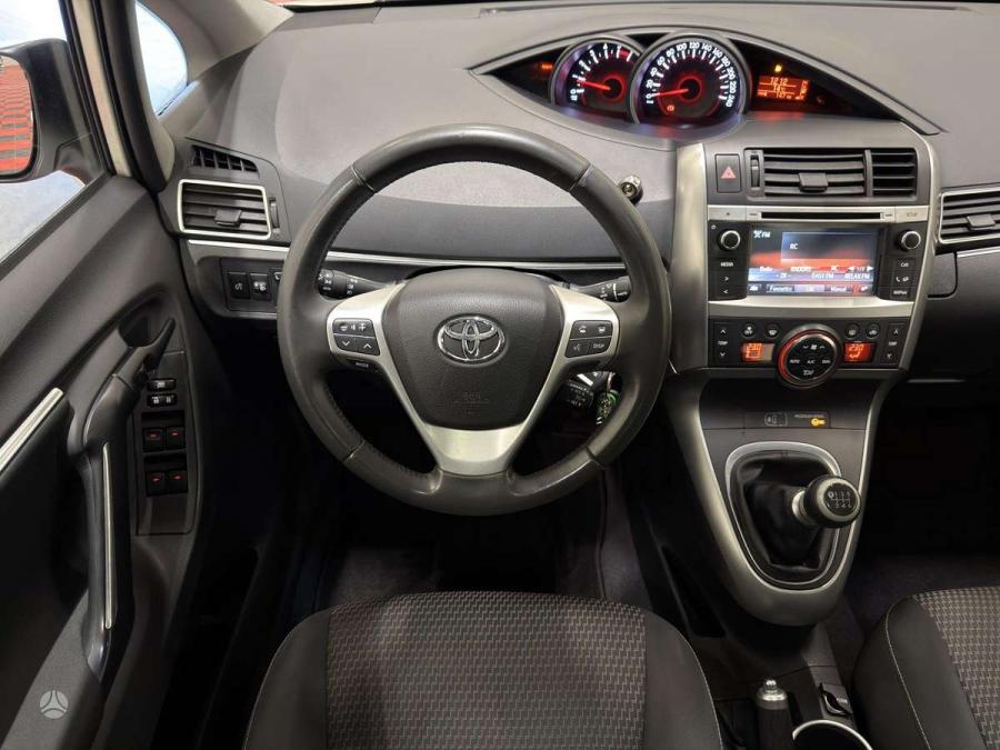 White Toyota Verso 2014 in Vilnius, with an engine capacity of 1.60 L and mileage of 297 thousand km for 4500 €, photo 17 on AUTOMOTO.COM.LV