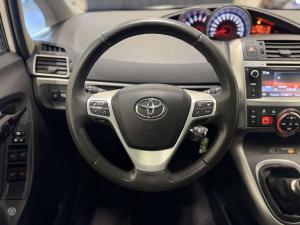 White Toyota Verso 2014 in Vilnius, with an engine capacity of 1.60 L and mileage of 297 thousand km for 4500 €, photo 18 on AUTOMOTO.COM.LV