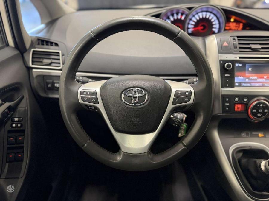 White Toyota Verso 2014 in Vilnius, with an engine capacity of 1.60 L and mileage of 297 thousand km for 4500 €, photo 18 on AUTOMOTO.COM.LV