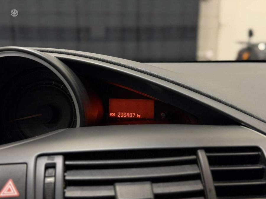 White Toyota Verso 2014 in Vilnius, with an engine capacity of 1.60 L and mileage of 297 thousand km for 4500 €, photo 21 on AUTOMOTO.COM.LV