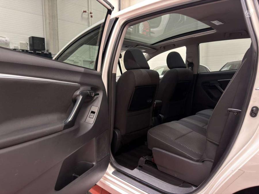White Toyota Verso 2014 in Vilnius, with an engine capacity of 1.60 L and mileage of 297 thousand km for 4500 €, photo 26 on AUTOMOTO.COM.LV