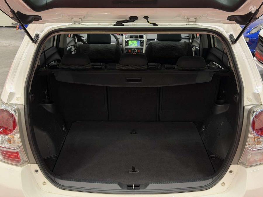 White Toyota Verso 2014 in Vilnius, with an engine capacity of 1.60 L and mileage of 297 thousand km for 4500 €, photo 28 on AUTOMOTO.COM.LV