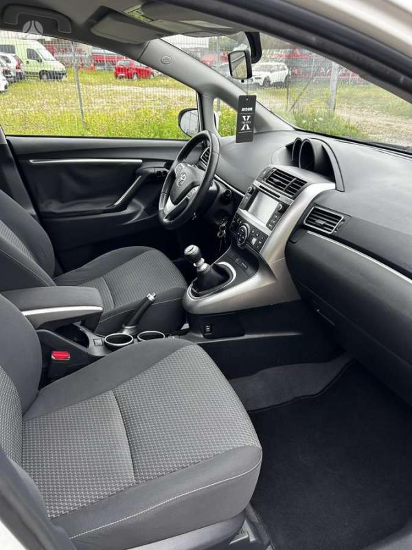 Balts Toyota Verso 2014 Panevēža, ar dzinēja tilpumu 1.60 L un nobraukumu 280 tūkst. km par 4900 €, foto 9 vietnē AUTOMOTO.COM.LV