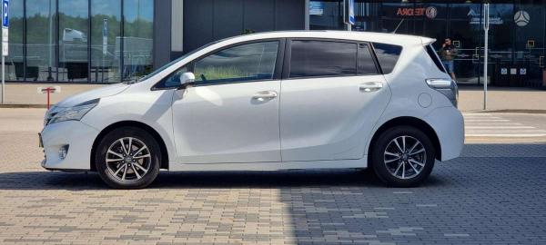 White Toyota Verso 2014 in Siauliai, with an engine capacity of 1.60 L and mileage of 228 thousand km for 5200 €, photo 8 on AUTOMOTO.COM.LV