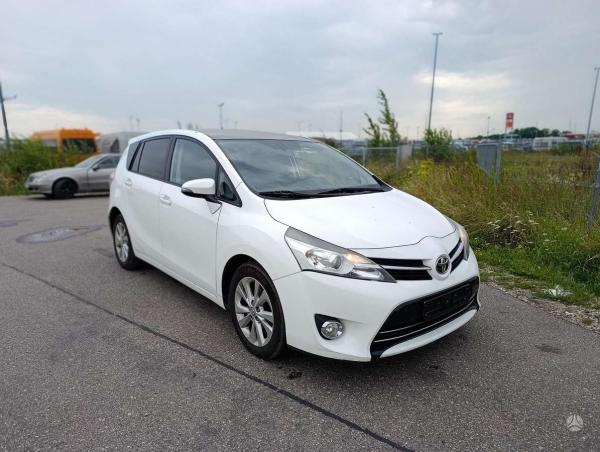 White Toyota Verso 2014 in Marijampole, with an engine capacity of 1.60 L and mileage of 176 thousand km for 4450 €, photo 4 on AUTOMOTO.COM.LV