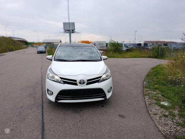 White Toyota Verso 2014 in Marijampole, with an engine capacity of 1.60 L and mileage of 176 thousand km for 4450 €, photo 5 on AUTOMOTO.COM.LV