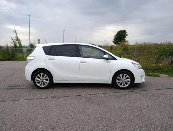 White Toyota Verso 2014 in Marijampole, with an engine capacity of 1.60 L and mileage of 176 thousand km for 4450 €, photo 6 on AUTOMOTO.COM.LV
