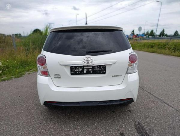 White Toyota Verso 2014 in Marijampole, with an engine capacity of 1.60 L and mileage of 176 thousand km for 4450 €, photo 7 on AUTOMOTO.COM.LV
