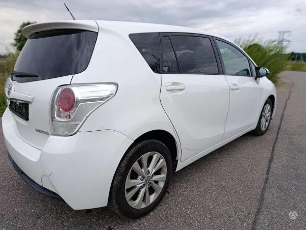 White Toyota Verso 2014 in Marijampole, with an engine capacity of 1.60 L and mileage of 176 thousand km for 4450 €, photo 8 on AUTOMOTO.COM.LV