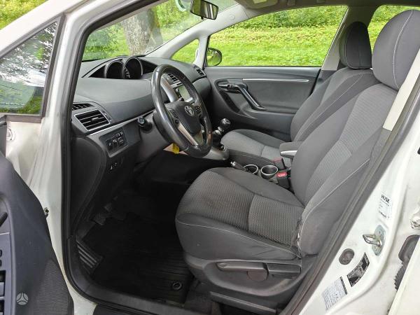 Balts Toyota Verso 2014 Viļņa, ar dzinēja tilpumu 1.60 L un nobraukumu 362 tūkst. km par 3950 €, foto 7 vietnē AUTOMOTO.COM.LV