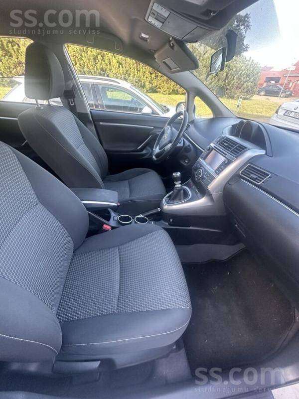 White Toyota Verso 2014 in Jelgava, with an engine capacity of 1.60 L and mileage of 225 thousand km for 4490 €, photo 5 on AUTOMOTO.COM.LV