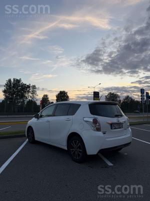 White Toyota Verso 2014 in Riga, with an engine capacity of 1.60 L and mileage of 211 thousand km for 4450 €, photo 4 on AUTOMOTO.COM.LV