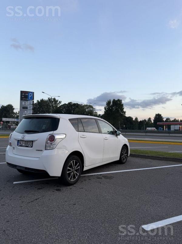 White Toyota Verso 2014 in Riga, with an engine capacity of 1.60 L and mileage of 211 thousand km for 4450 €, photo 4 on AUTOMOTO.COM.LV