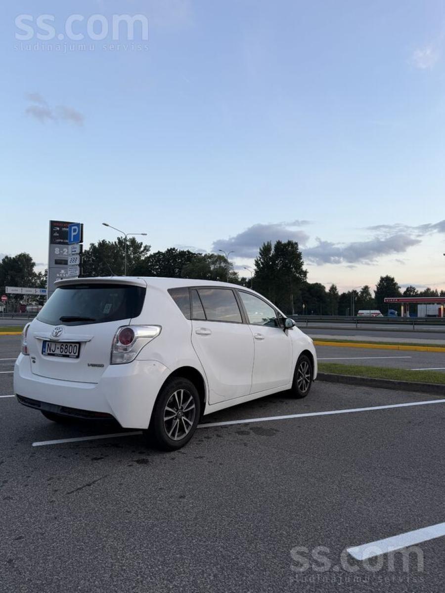 White Toyota Verso 2014 in Riga, with an engine capacity of 1.60 L and mileage of 211 thousand km for 4450 €, photo 5 on AUTOMOTO.COM.LV