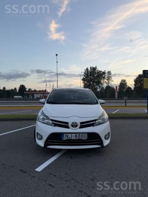 White Toyota Verso 2014 in Riga, with an engine capacity of 1.60 L and mileage of 211 thousand km for 4450 €, photo 6 on AUTOMOTO.COM.LV