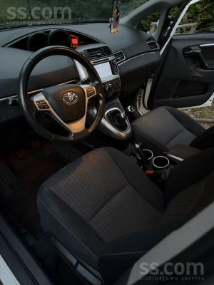 White Toyota Verso 2014 in Riga, with an engine capacity of 1.60 L and mileage of 211 thousand km for 4450 €, photo 13 on AUTOMOTO.COM.LV