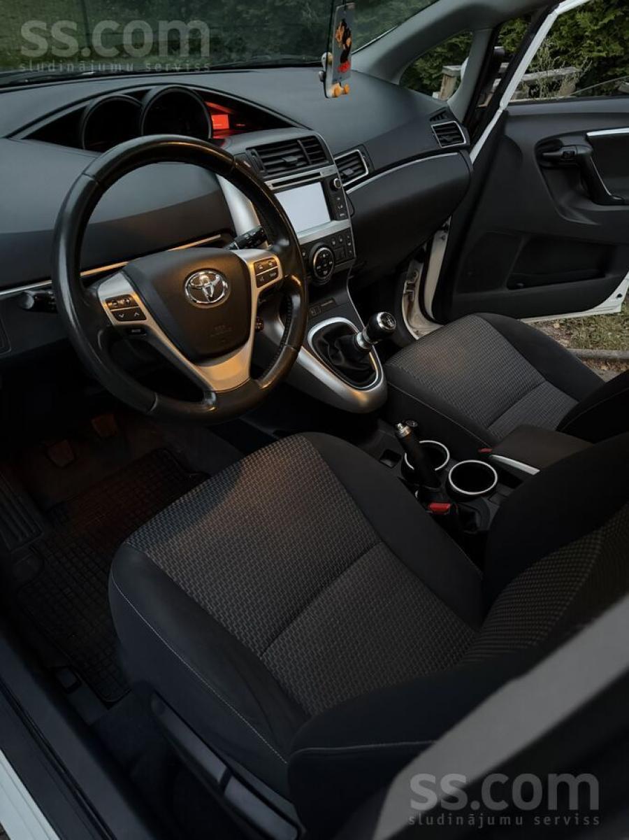 White Toyota Verso 2014 in Riga, with an engine capacity of 1.60 L and mileage of 211 thousand km for 4450 €, photo 13 on AUTOMOTO.COM.LV
