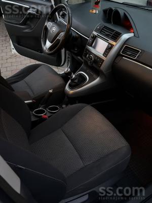 White Toyota Verso 2014 in Riga, with an engine capacity of 1.60 L and mileage of 211 thousand km for 4450 €, photo 14 on AUTOMOTO.COM.LV