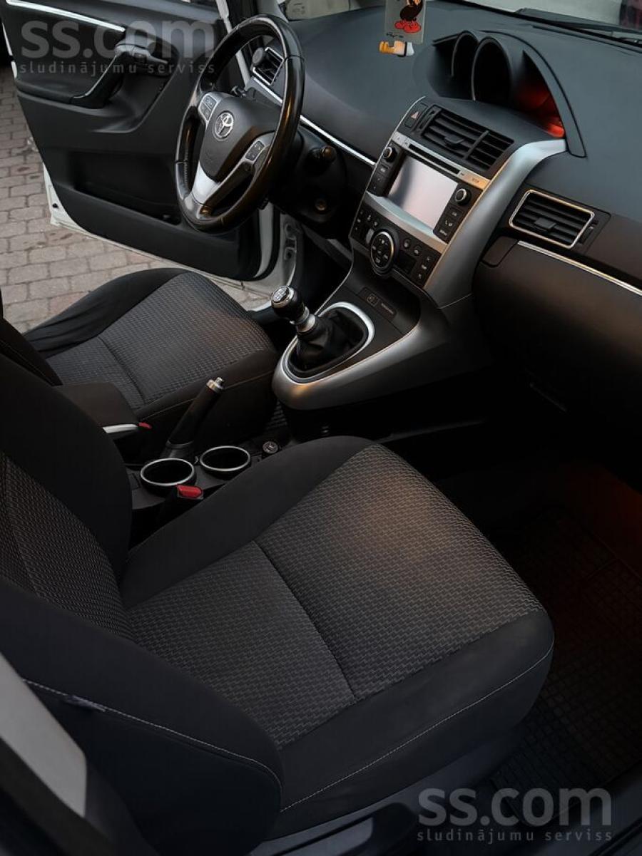 White Toyota Verso 2014 in Riga, with an engine capacity of 1.60 L and mileage of 211 thousand km for 4450 €, photo 14 on AUTOMOTO.COM.LV