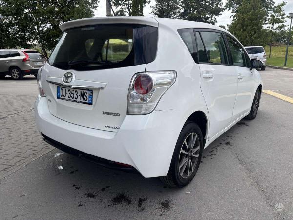 Balts Toyota Verso 2014 Tauragė, ar dzinēja tilpumu 1.60 L un nobraukumu 230 tūkst. km par 3900 €, foto 5 vietnē AUTOMOTO.COM.LV