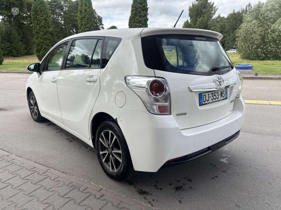 Balts Toyota Verso 2014 Tauragė, ar dzinēja tilpumu 1.60 L un nobraukumu 230 tūkst. km par 3900 €, foto 8 vietnē AUTOMOTO.COM.LV