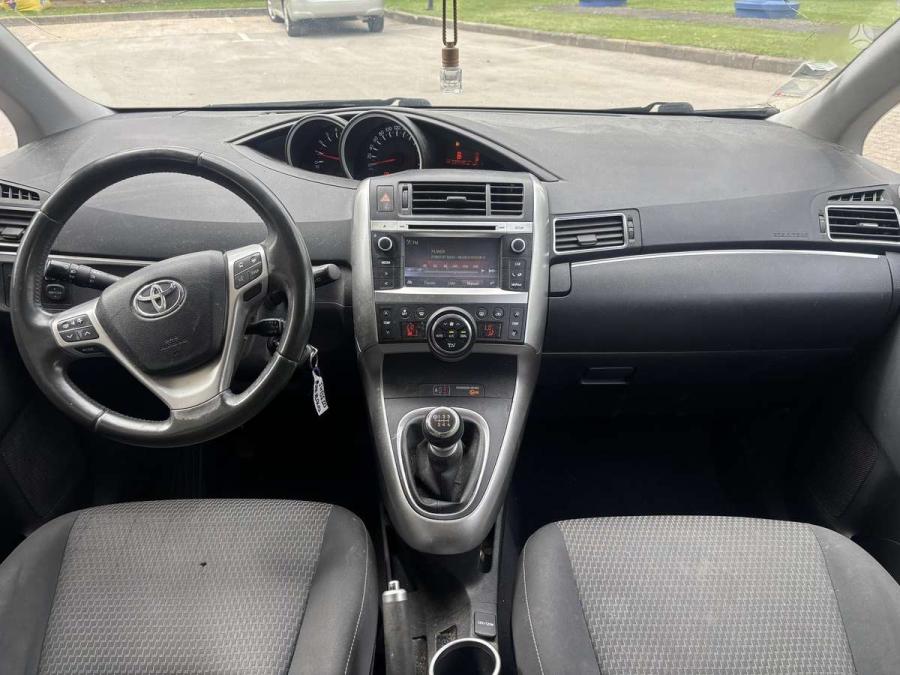 Balts Toyota Verso 2014 Tauragė, ar dzinēja tilpumu 1.60 L un nobraukumu 230 tūkst. km par 3900 €, foto 10 vietnē AUTOMOTO.COM.LV