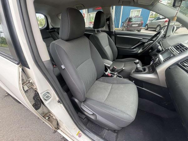 Balts Toyota Verso 2014 Tauragė, ar dzinēja tilpumu 1.60 L un nobraukumu 230 tūkst. km par 3900 €, foto 10 vietnē AUTOMOTO.COM.LV
