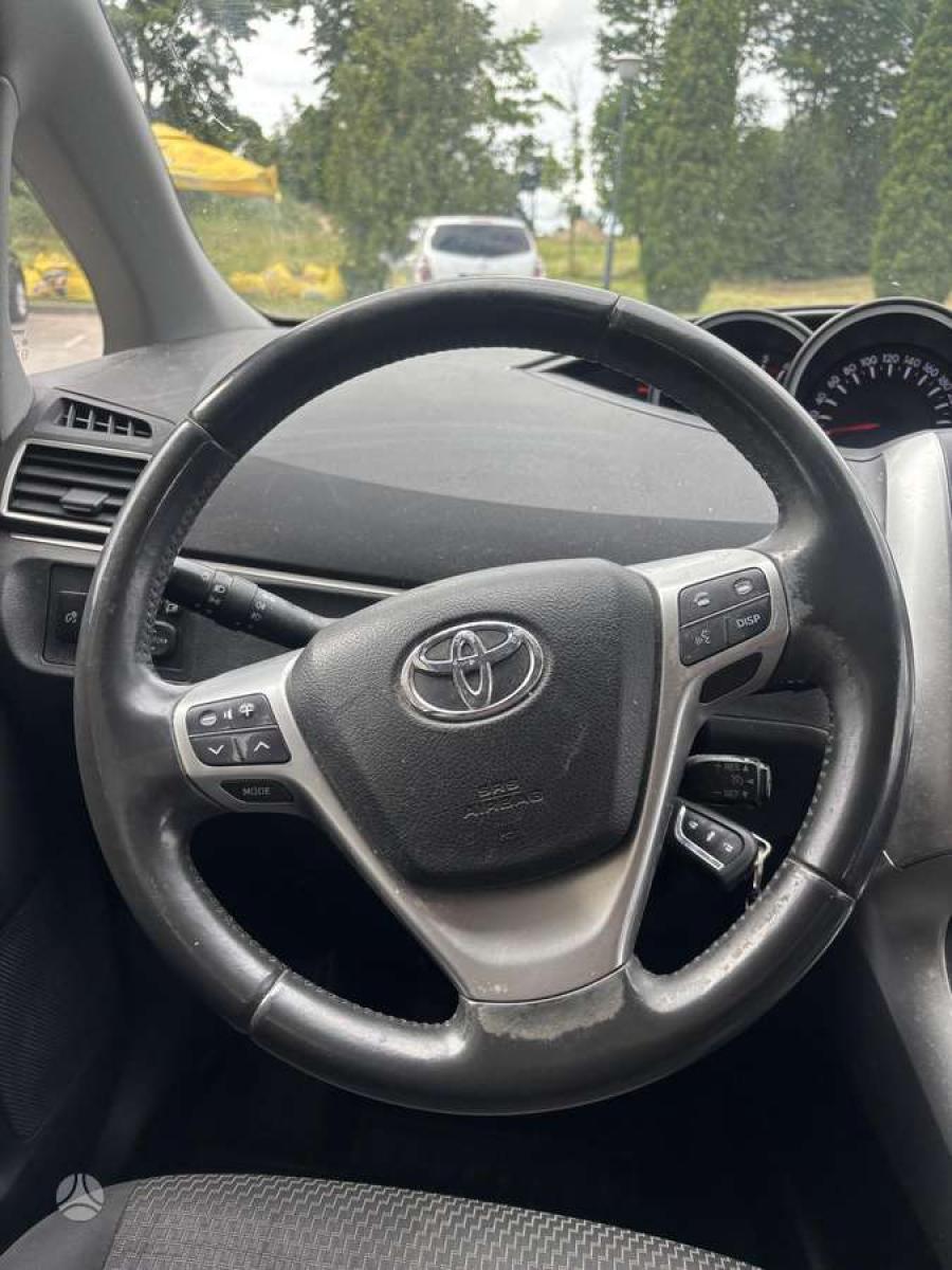 Balts Toyota Verso 2014 Tauragė, ar dzinēja tilpumu 1.60 L un nobraukumu 230 tūkst. km par 3900 €, foto 18 vietnē AUTOMOTO.COM.LV