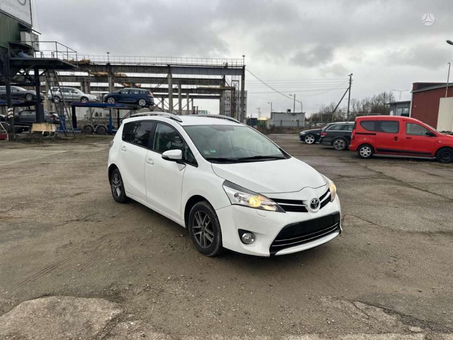White Toyota Verso 2015 in Vilnius, with an engine capacity of 1.60 L and mileage of 310 thousand km for 4750 €, photo 1 on AUTOMOTO.COM.LV