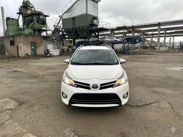 Balts Toyota Verso 2015 Viļņa, ar dzinēja tilpumu 1.60 L un nobraukumu 310 tūkst. km par 4750 €, foto 2 vietnē AUTOMOTO.COM.LV