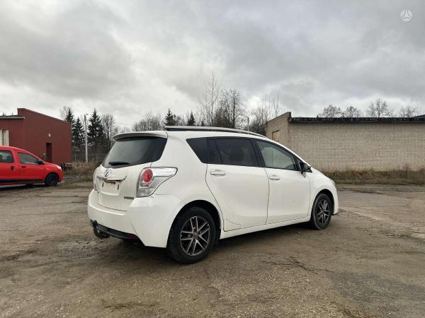 Balts Toyota Verso 2015 Viļņa, ar dzinēja tilpumu 1.60 L un nobraukumu 310 tūkst. km par 4750 €, foto 4 vietnē AUTOMOTO.COM.LV
