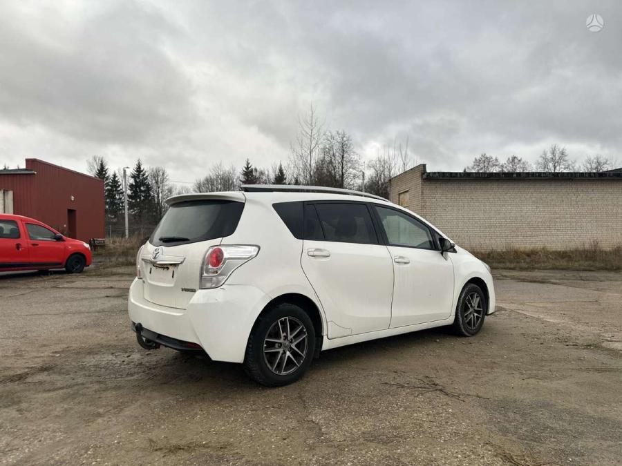White Toyota Verso 2015 in Vilnius, with an engine capacity of 1.60 L and mileage of 310 thousand km for 4750 €, photo 4 on AUTOMOTO.COM.LV
