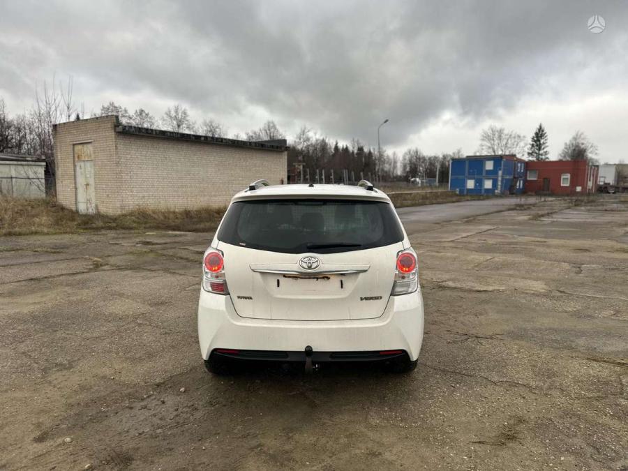 White Toyota Verso 2015 in Vilnius, with an engine capacity of 1.60 L and mileage of 310 thousand km for 4750 €, photo 5 on AUTOMOTO.COM.LV