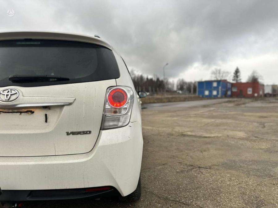 White Toyota Verso 2015 in Vilnius, with an engine capacity of 1.60 L and mileage of 310 thousand km for 4750 €, photo 6 on AUTOMOTO.COM.LV
