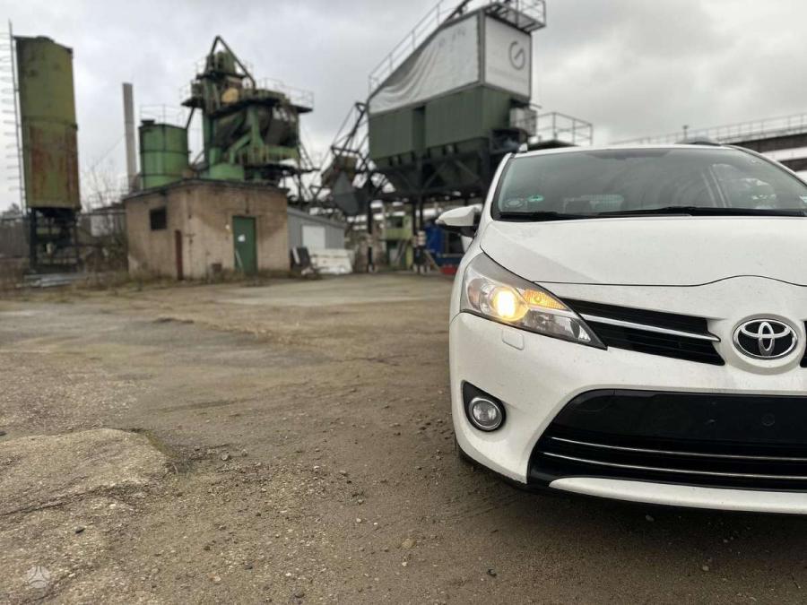 White Toyota Verso 2015 in Vilnius, with an engine capacity of 1.60 L and mileage of 310 thousand km for 4750 €, photo 7 on AUTOMOTO.COM.LV