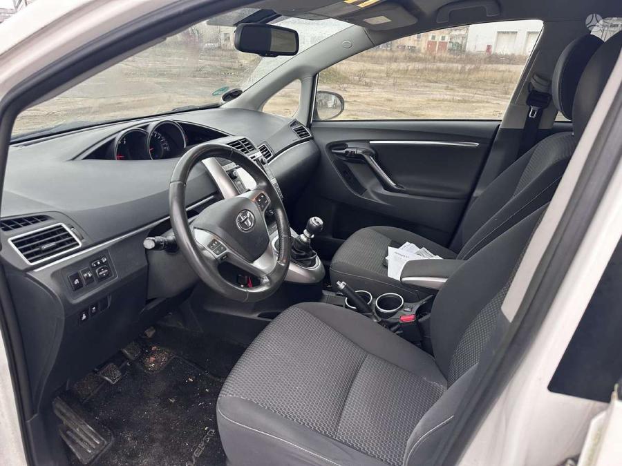 White Toyota Verso 2015 in Vilnius, with an engine capacity of 1.60 L and mileage of 310 thousand km for 4750 €, photo 9 on AUTOMOTO.COM.LV