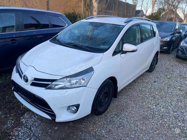 White Toyota Verso 2015 in Vilnius, with an engine capacity of 1.60 L and mileage of 329 thousand km for 4800 €, photo 1 on AUTOMOTO.COM.LV