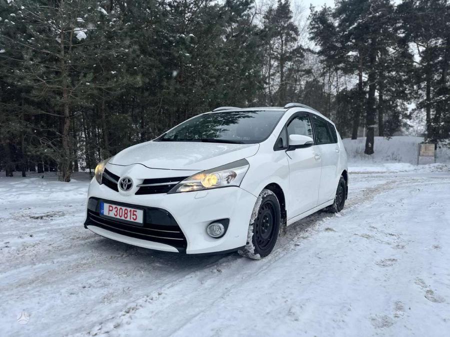 White Toyota Verso 2015 in Vilnius, with an engine capacity of 1.60 L and mileage of 329 thousand km for 4700 €, photo 1 on AUTOMOTO.COM.LV