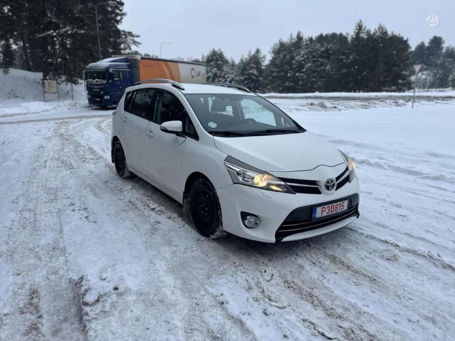 White Toyota Verso 2015 in Vilnius, with an engine capacity of 1.60 L and mileage of 329 thousand km for 4700 €, photo 3 on AUTOMOTO.COM.LV
