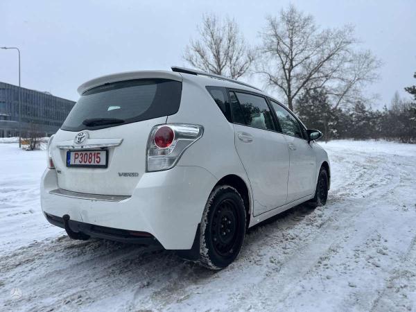 Balts Toyota Verso 2015 Viļņa, ar dzinēja tilpumu 1.60 L un nobraukumu 329 tūkst. km par 4700 €, foto 4 vietnē AUTOMOTO.COM.LV