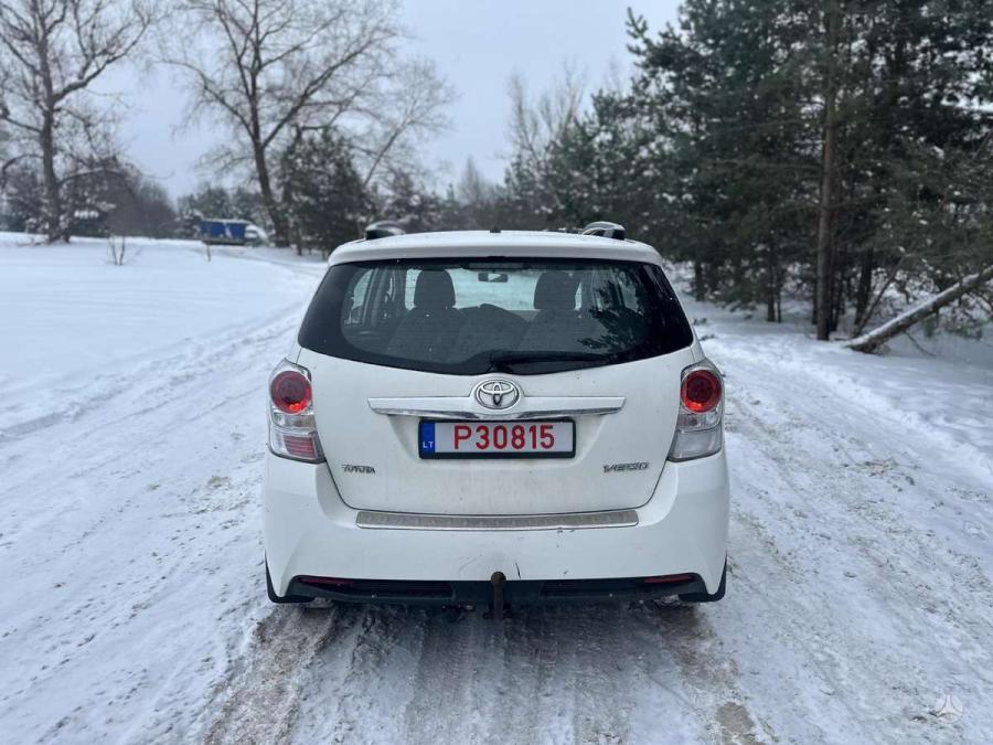 White Toyota Verso 2015 in Vilnius, with an engine capacity of 1.60 L and mileage of 329 thousand km for 4700 €, photo 5 on AUTOMOTO.COM.LV